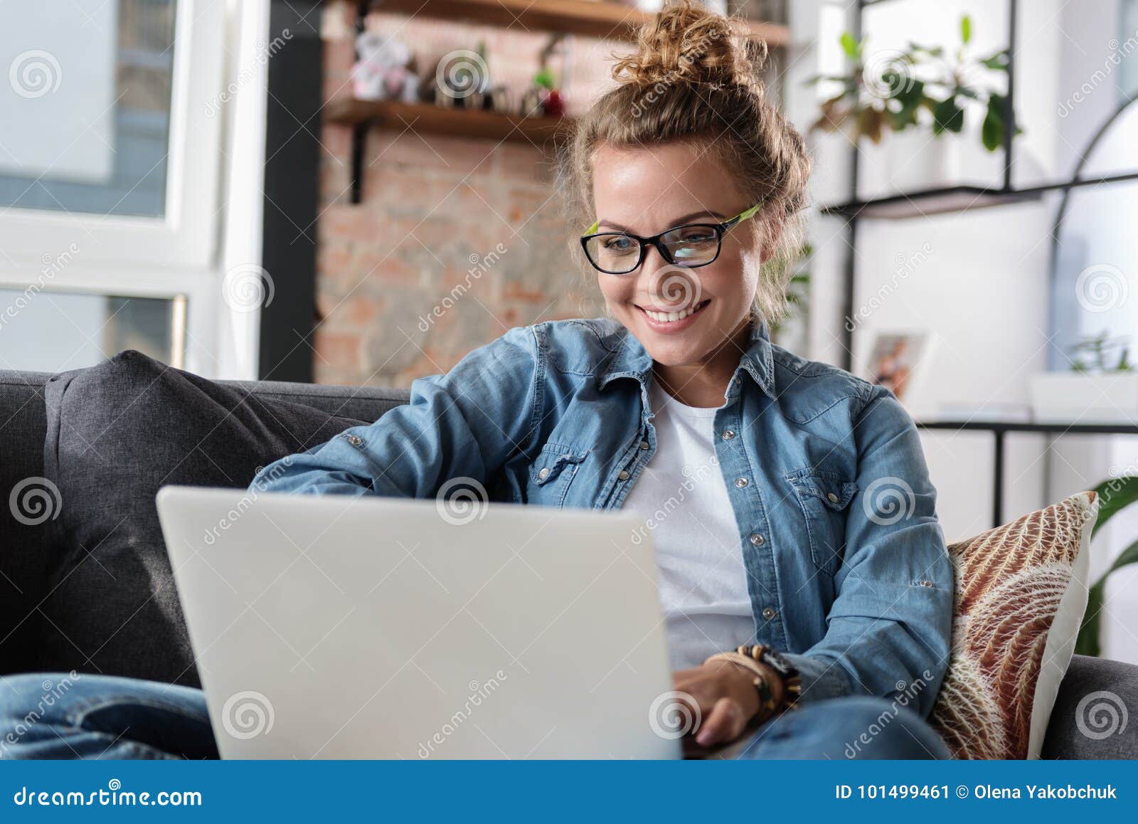 Signora Sorridente Che Guarda Al Computer Portatile Immagine Stock ...