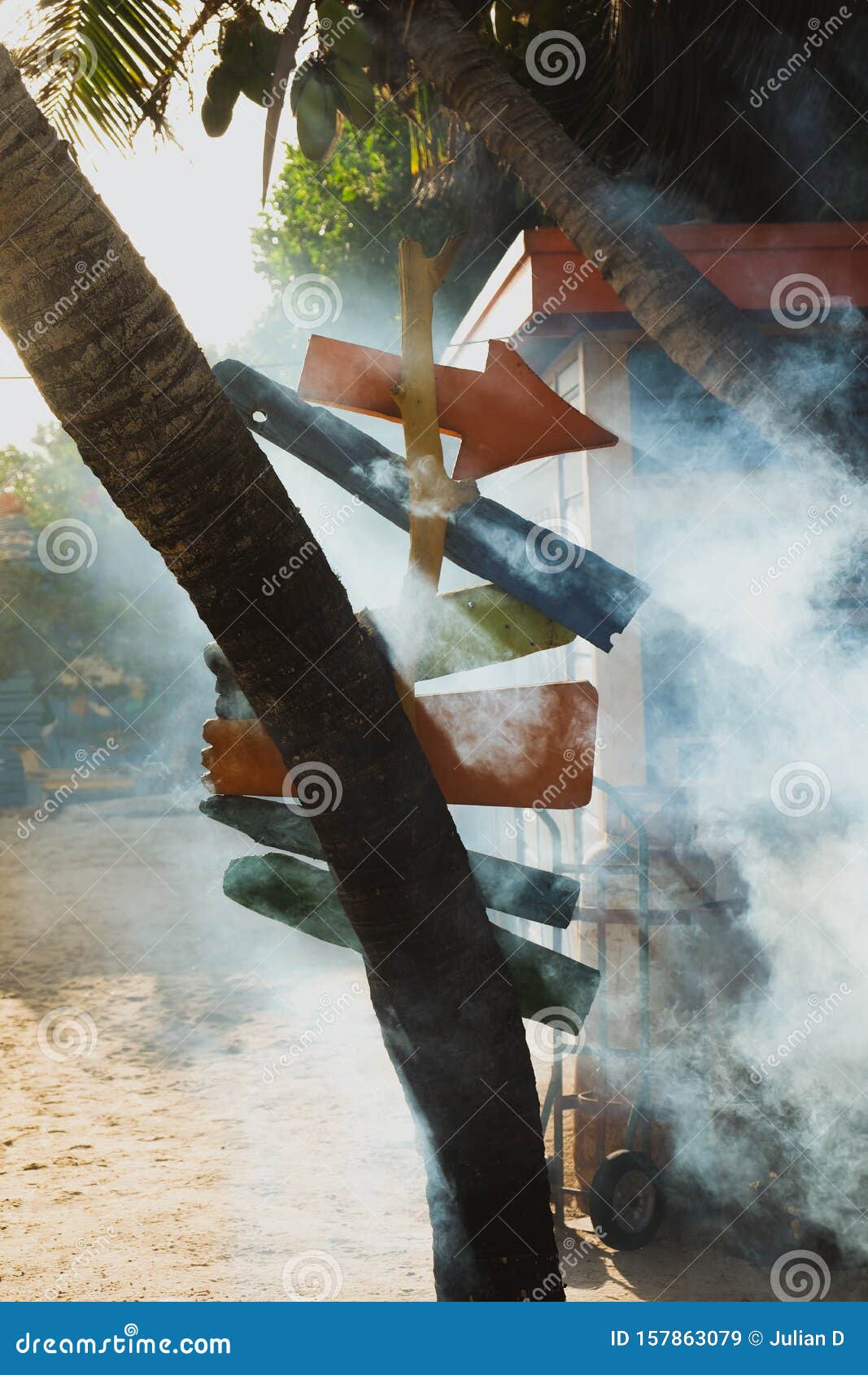 Signos De Flecha Rodeados De Humo Stock de ilustración - Ilustración de ...