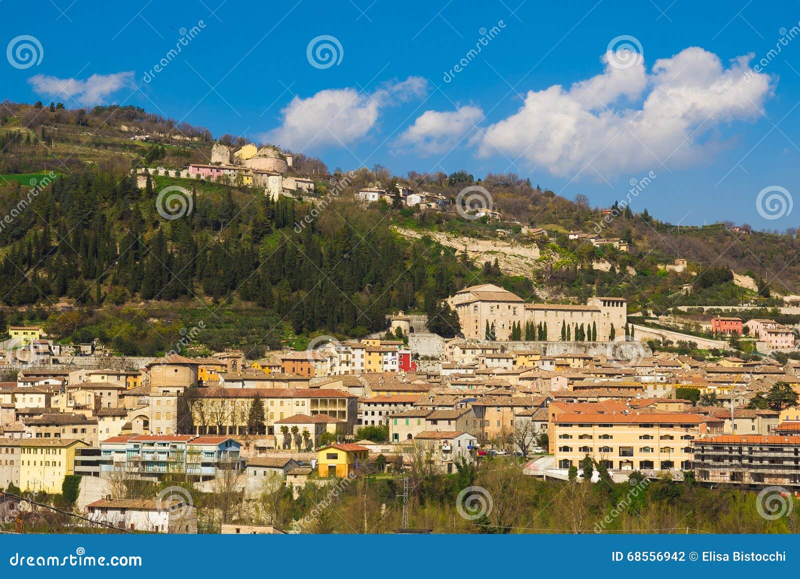 Sikt av Fossombrone arkivfoto. Bild av stad, fjäder, grön - 68556942