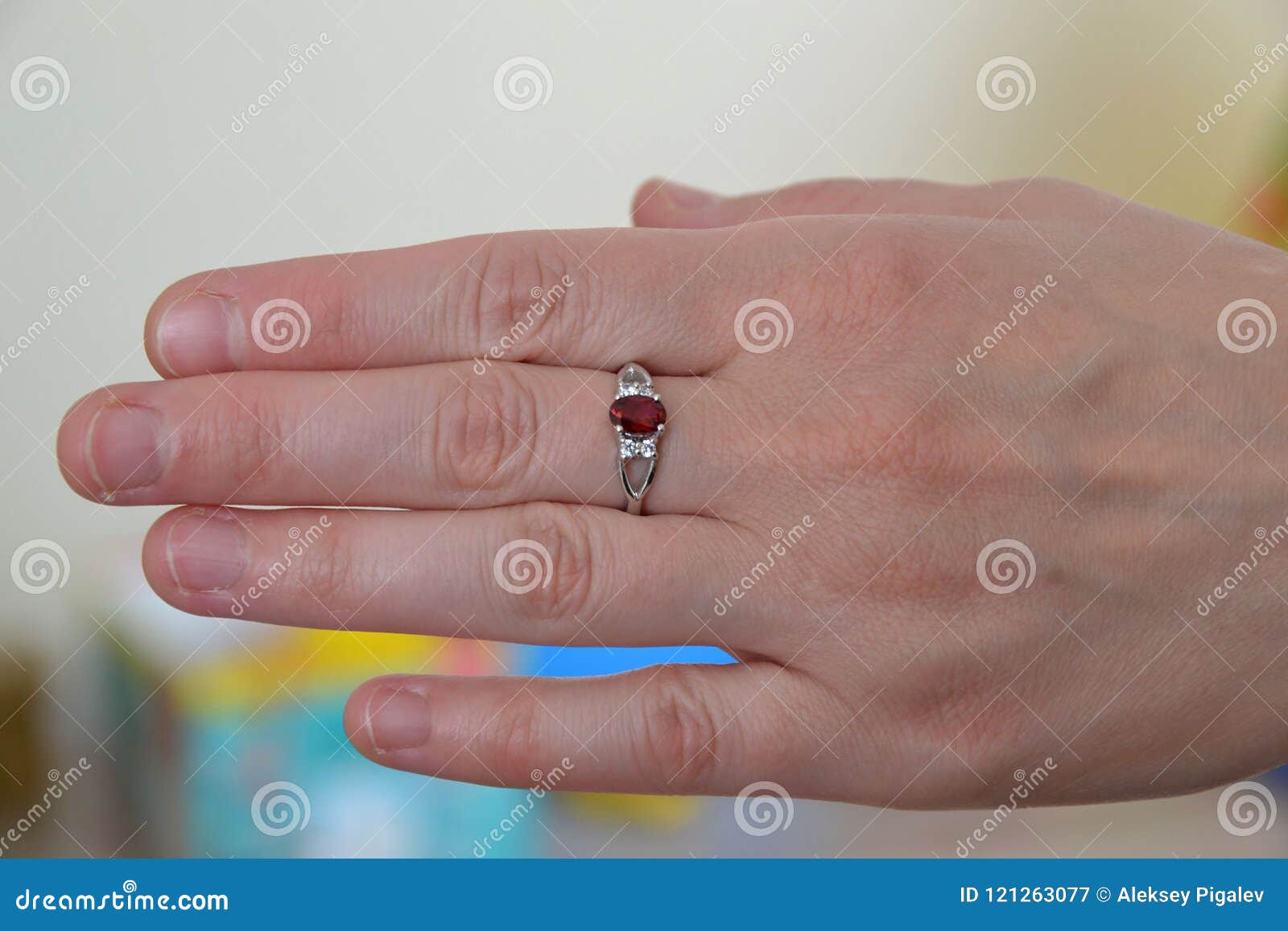 Silberner Ring Mit Einem Edelstein Auf Dem Mittelfinger Stockbild ...