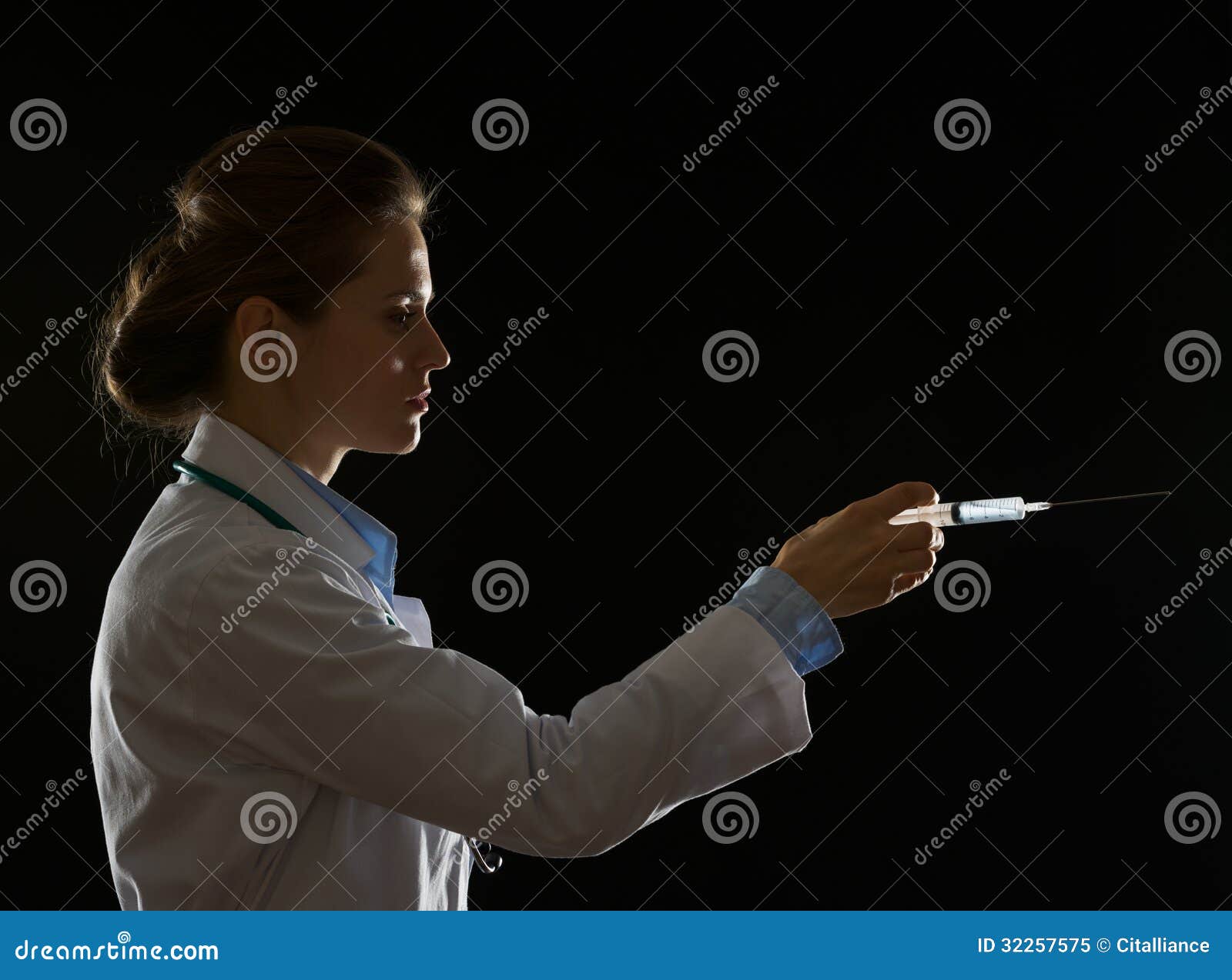 Silhouet Van Artsenvrouw Die Spuit Gebruiken Stock Afbeelding - Image ...