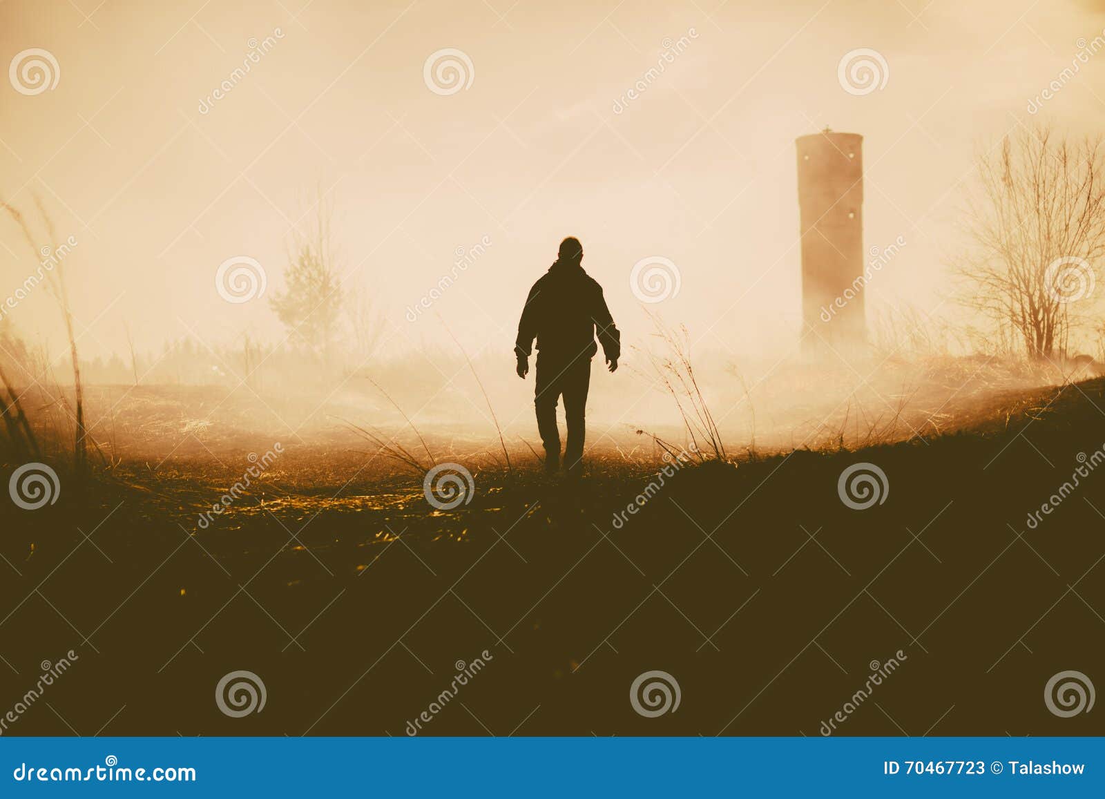 Silhouet Van De Lopende Persoon En De Toren Stock Afbeelding - Image of ...