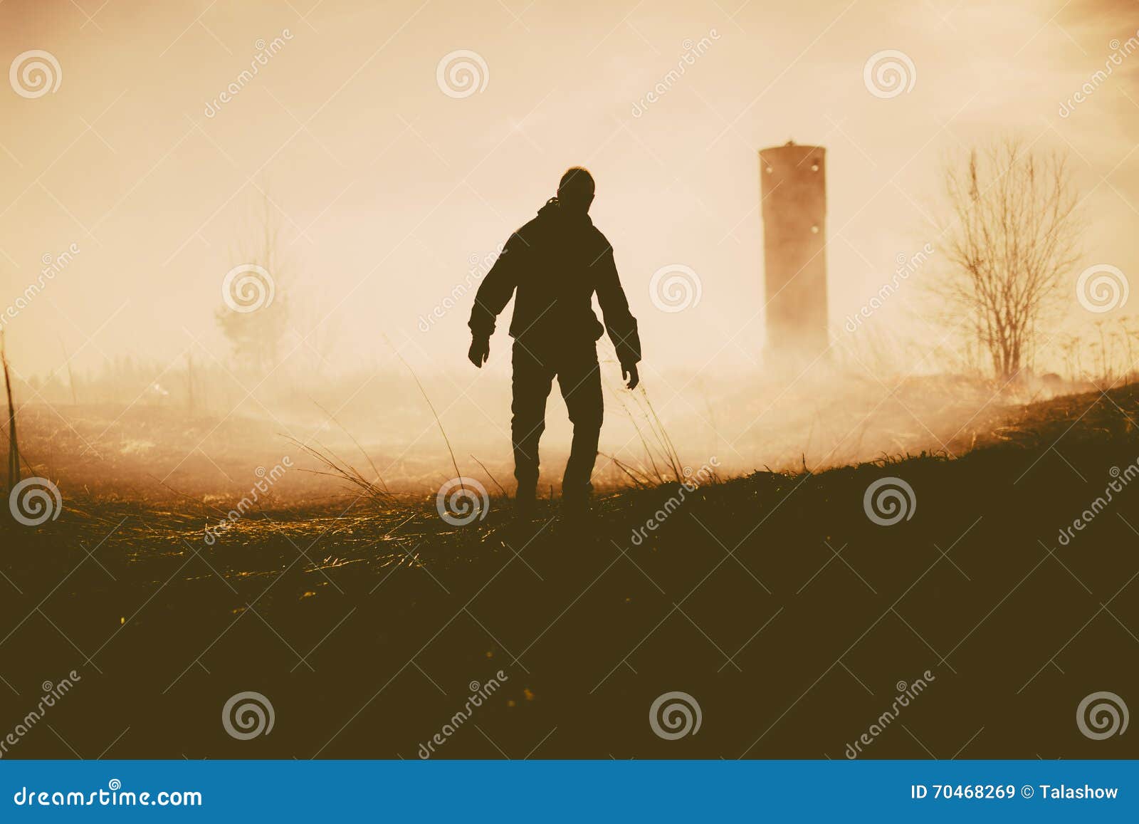Silhouet Van De Lopende Persoon En De Toren Stock Afbeelding - Image of ...