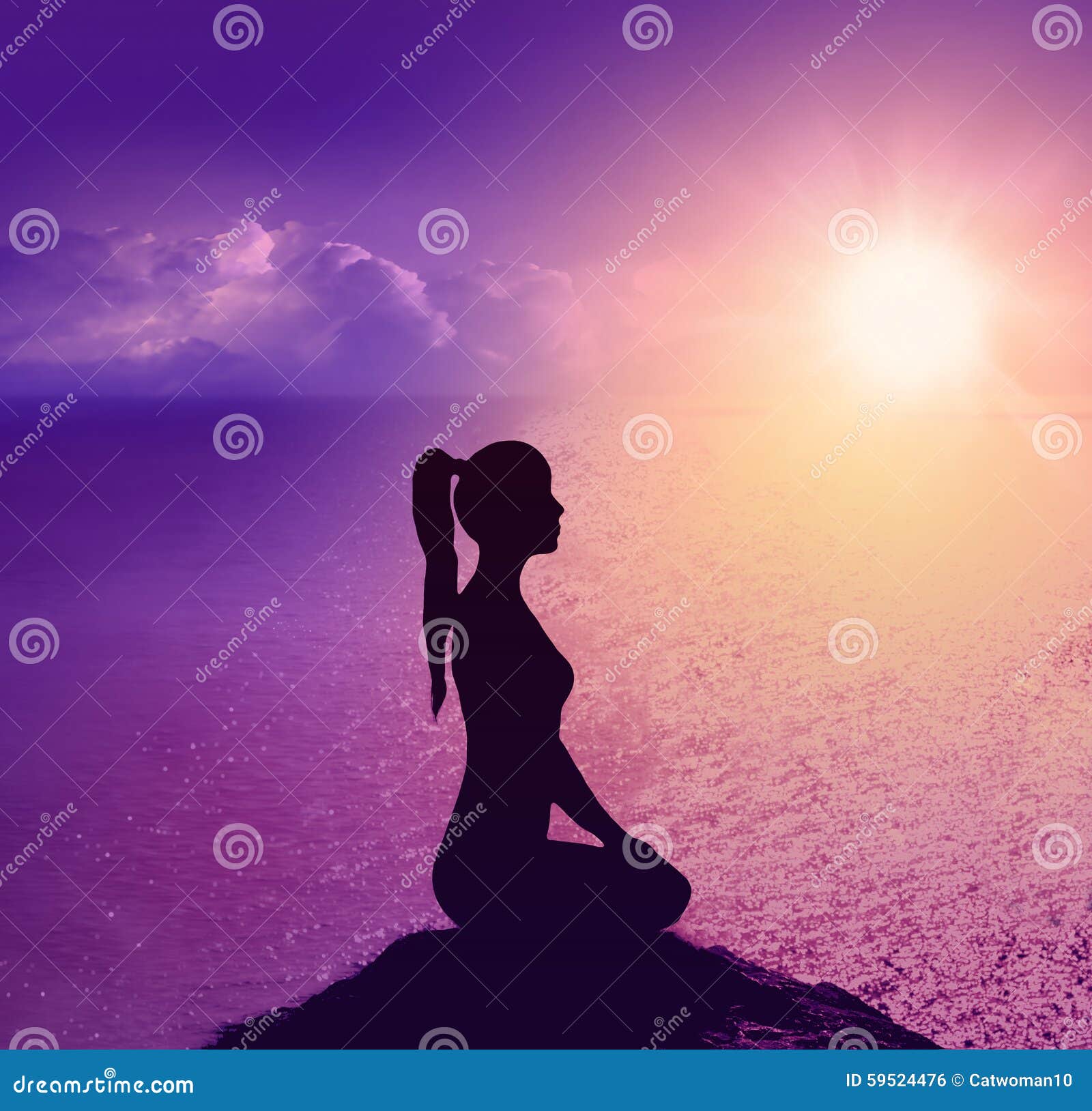 Silhouet Van Een Vrouw Op Het Strand Yoga En Meditatie Stock Foto