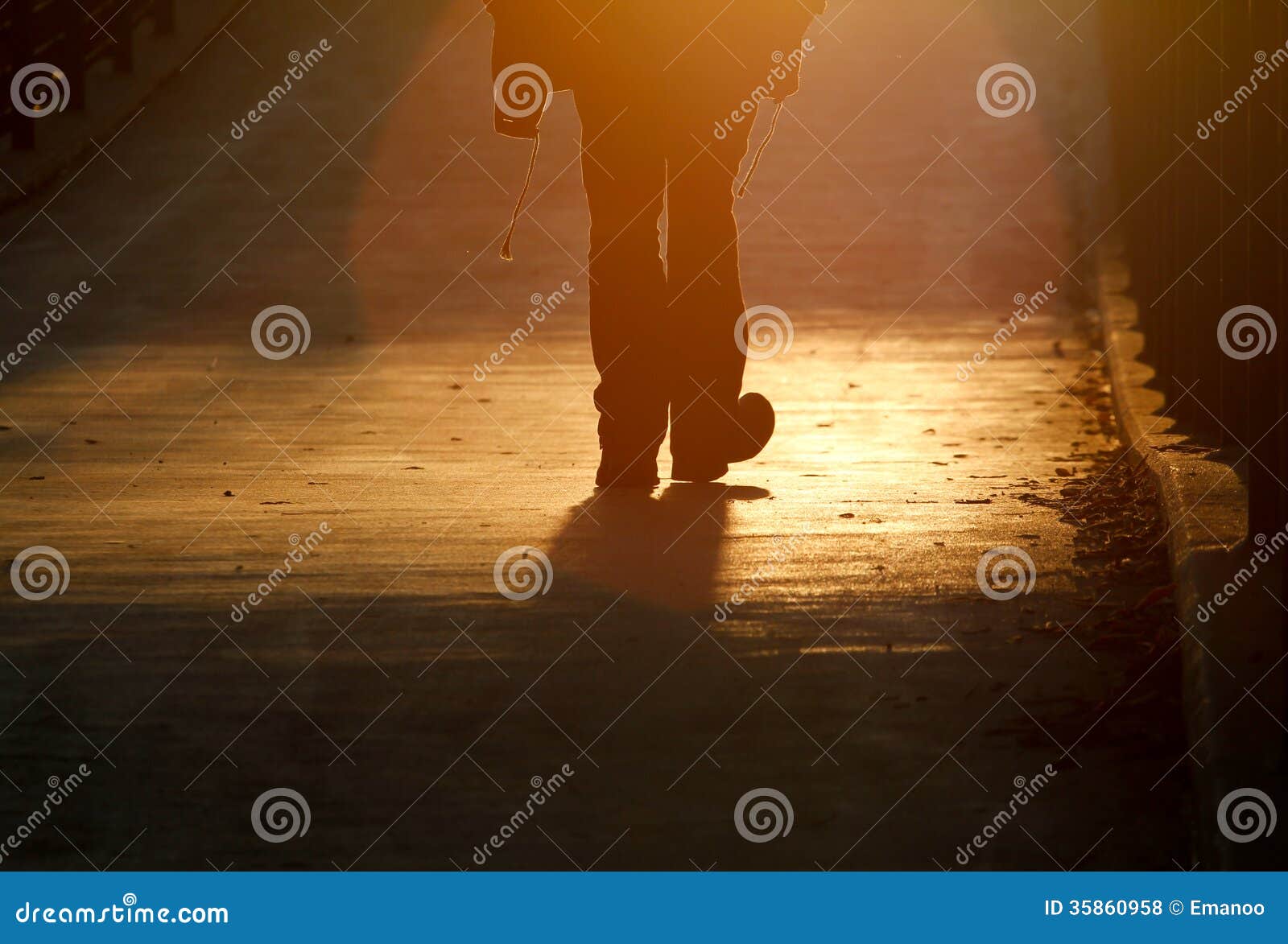 Silhouet Van Voetganger Op Brug in Freiburg Stock Foto - Image of brug ...
