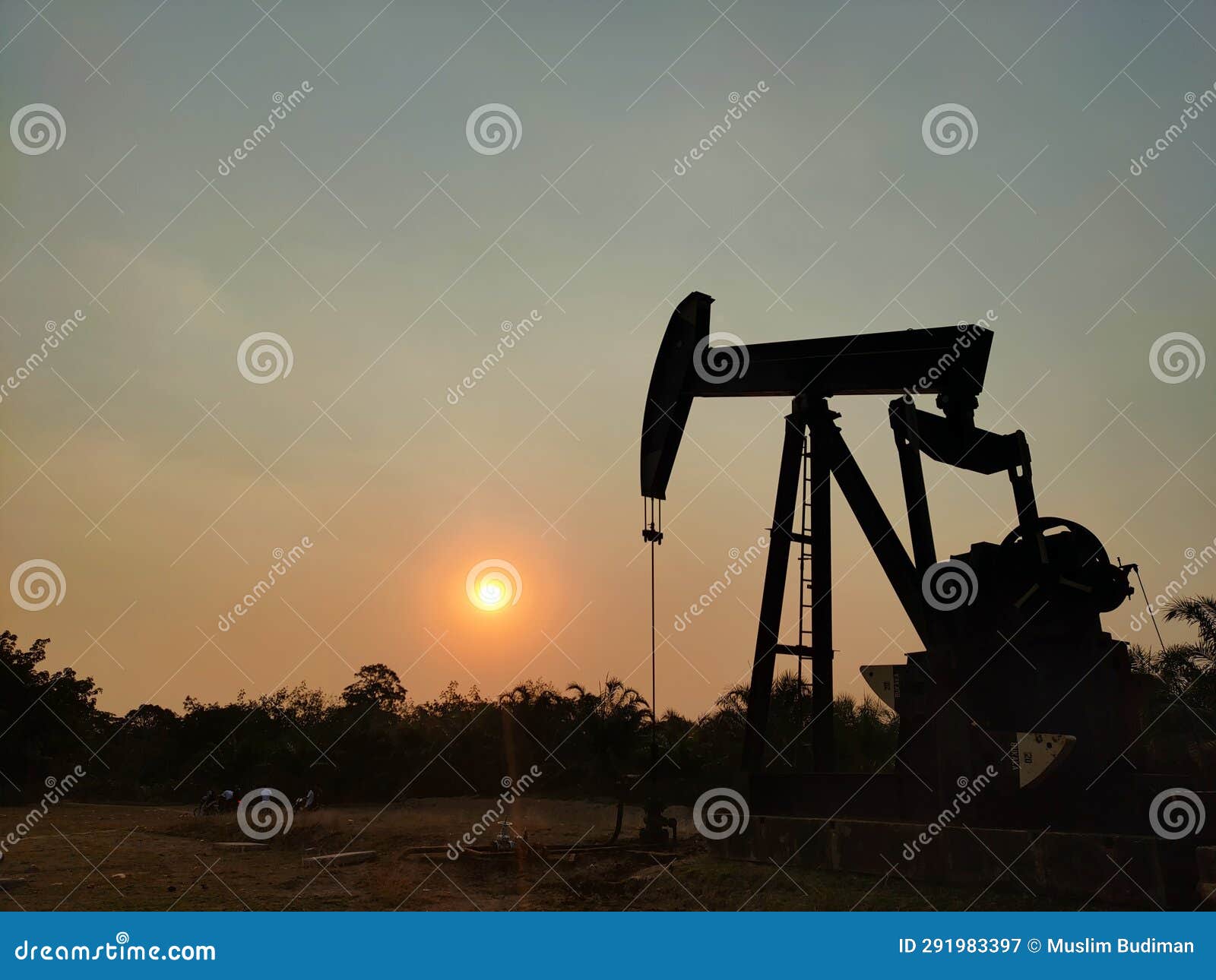 Silhouette of a Crude Oil Drilling Well Editorial Photography - Image ...