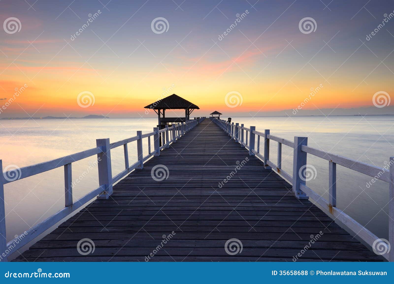 Silhouette De Chemin Sur La Plage Photo stock - Image du ensoleillé ...