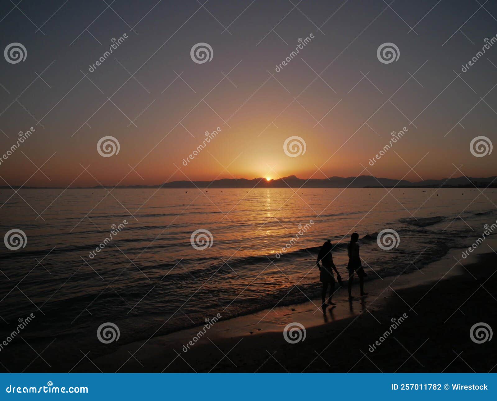 Silhouette De Deux Filles Debout à La Plage Pendant Le Susnet Photo