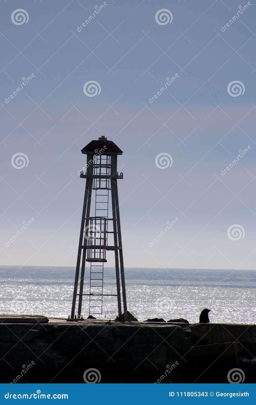 Silhouette De Structure Sur Le Port D'Oamaru De Brise-lames Image stock ...