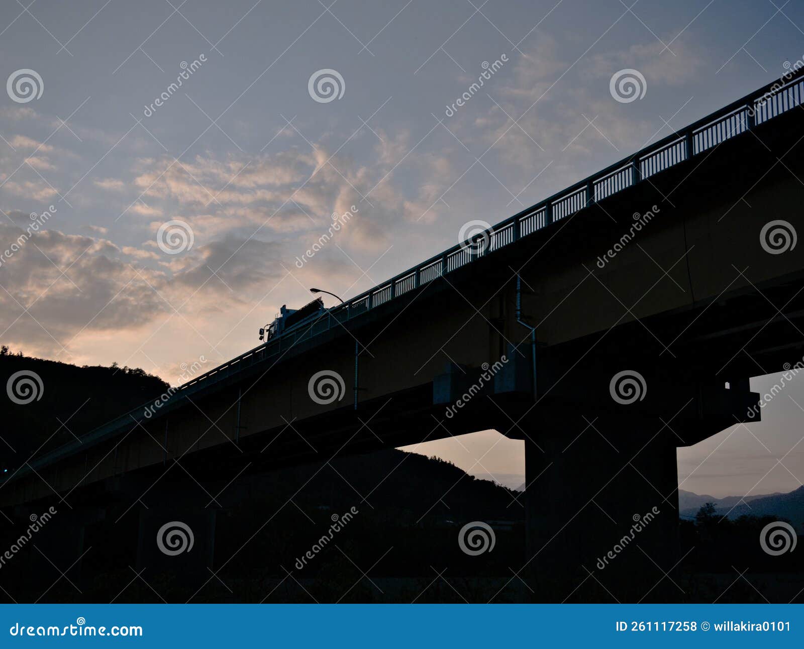 Silhouette Du Pont Et Du Camion Photo stock - Image du transport, bleu ...