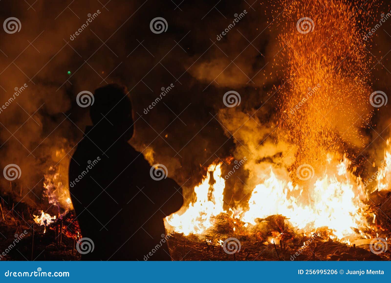 Silhouette Homme Debout Devant Le Feu Photo stock - Image du homme ...