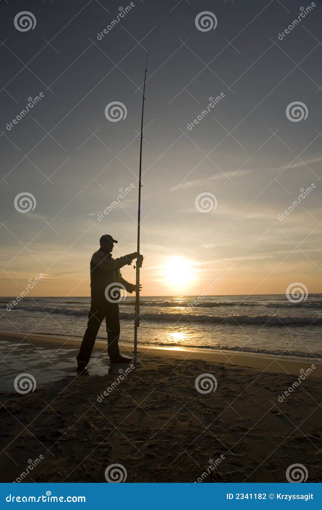 Silhueta da pesca do homem foto de stock. Imagem de aurora - 2341182