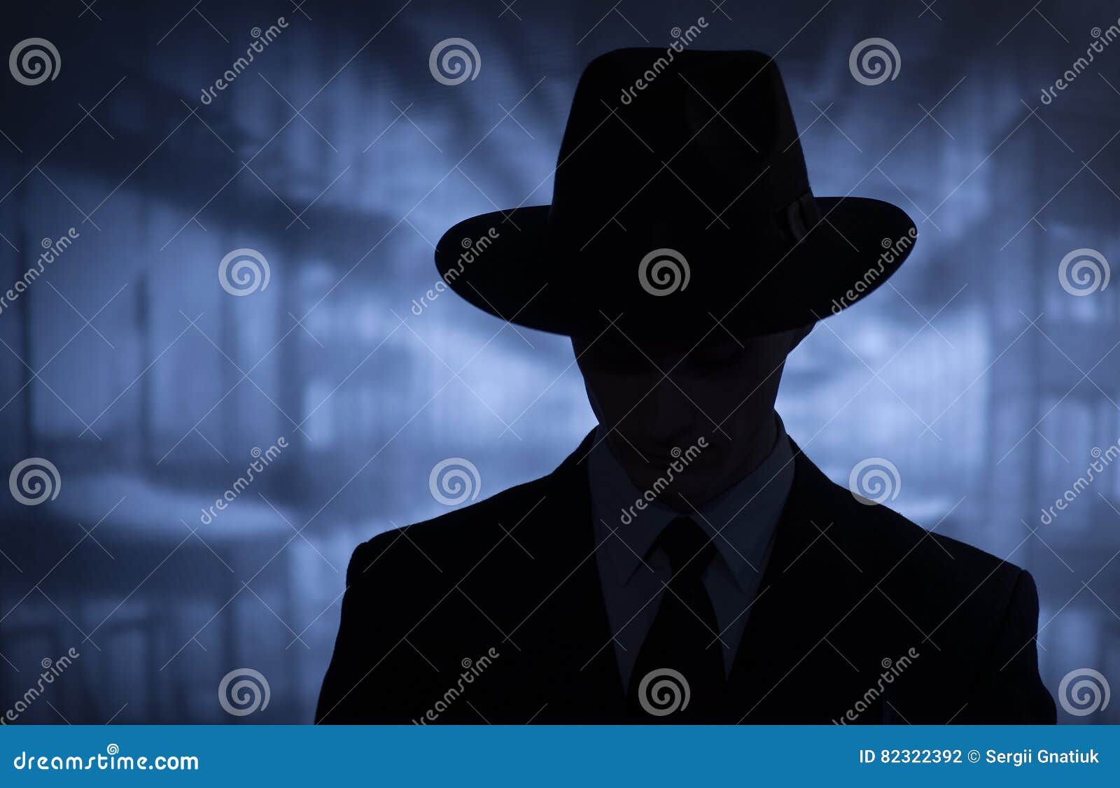 Silhueta De Um Homem Misterioso Em Um Chapéu Foto de Stock - Imagem de ... Silhueta De Um Homem Misterioso Em Um Chapéu Foto de Stock - Imagem de ...