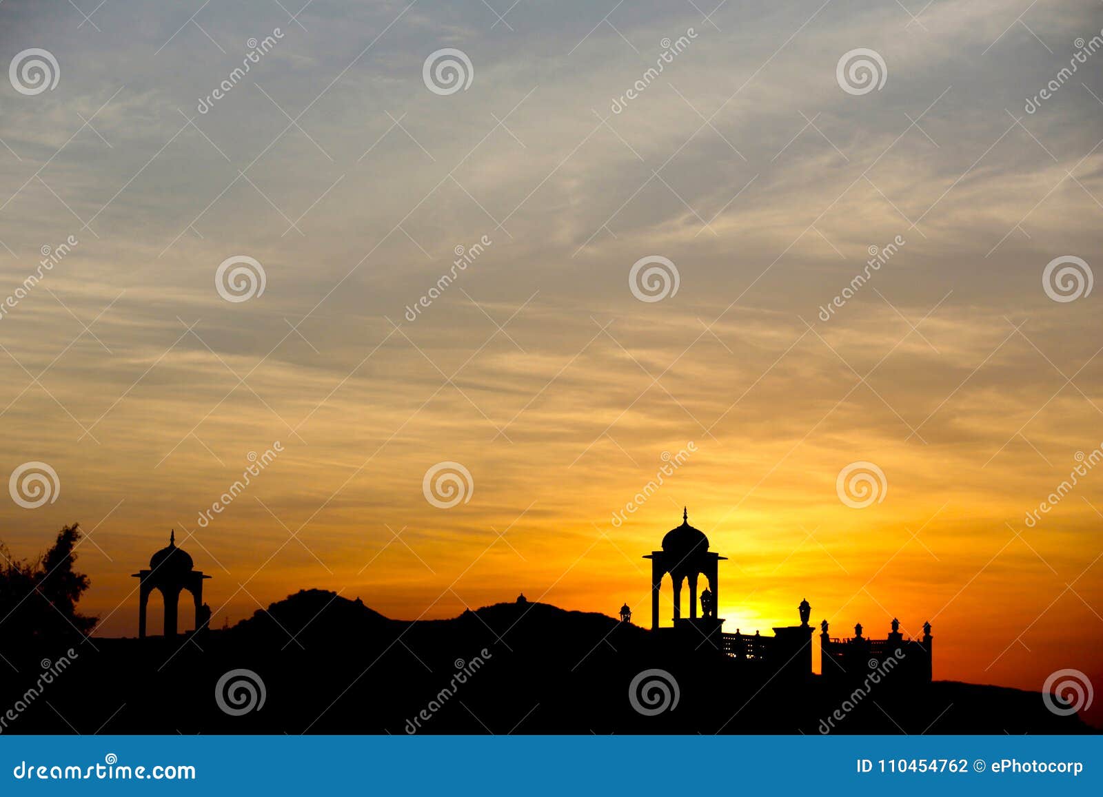 Silhueta do templo com sol foto de stock. Imagem de cenas - 110454762