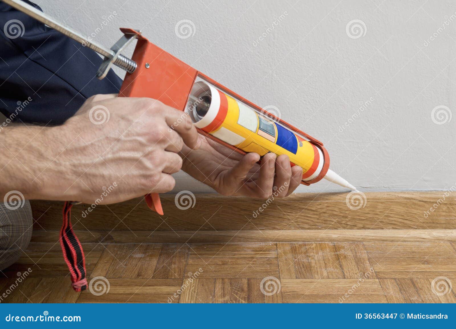 Silicone Da Calafetagem No Sarrafo De Madeira. Imagem de Stock - Imagem ...