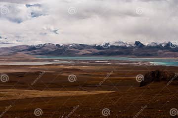 Siling Lake in Tibet stock photo. Image of bank, namunani - 28351942