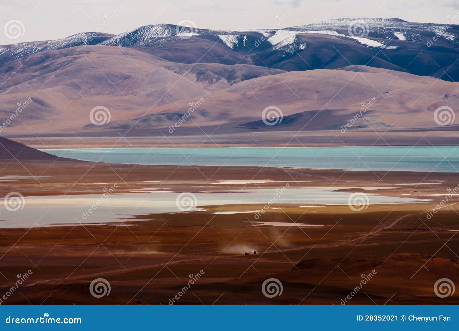 Siling Lake in Tibet stock image. Image of namunani, height - 28352021
