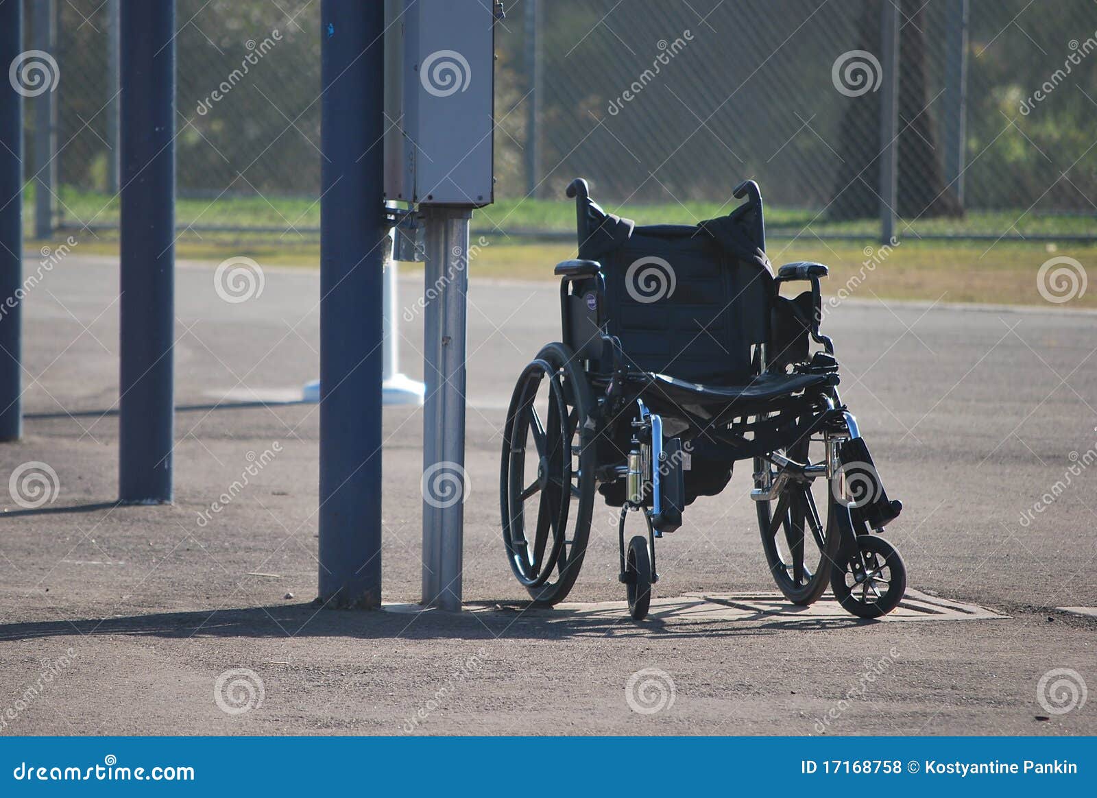 Sillón de ruedas foto de archivo. Imagen de hombre, wheelchair - 17168758