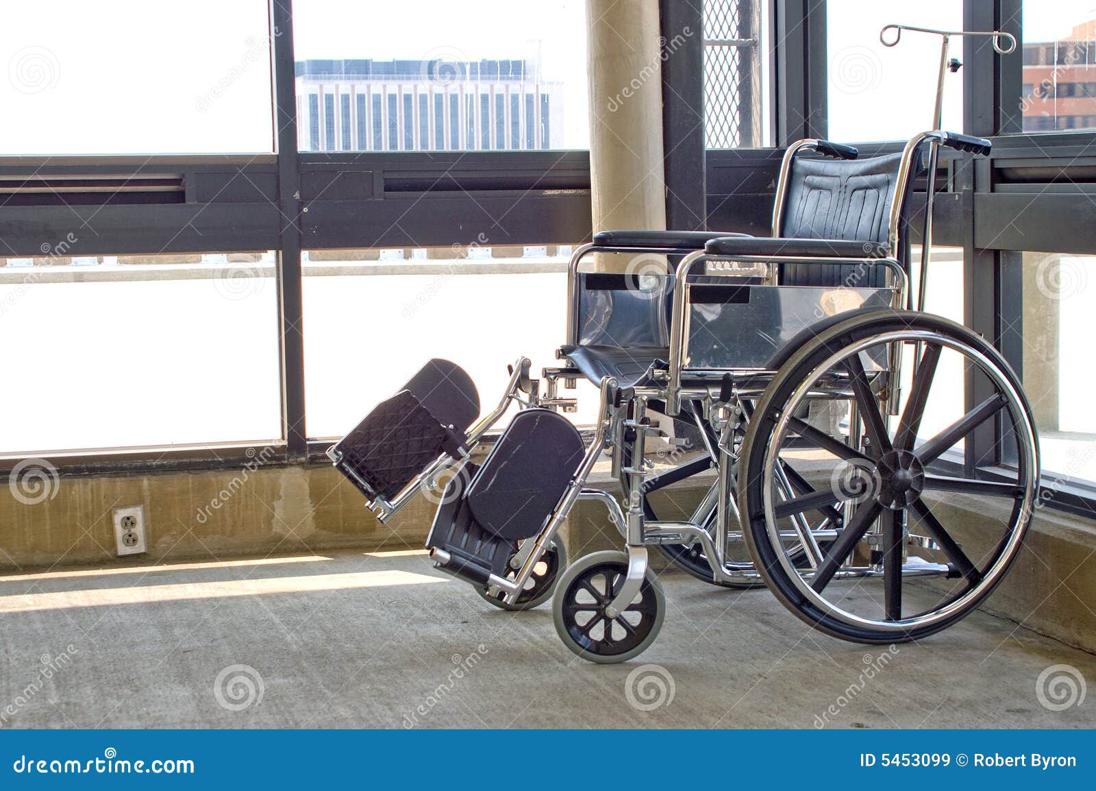 Sillón de ruedas imagen de archivo. Imagen de hospital - 5453099