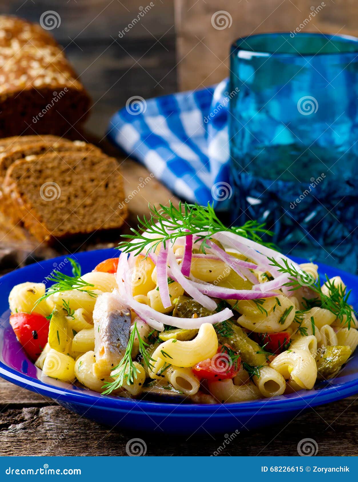 Sill, Pasta Och Tomatsallad Fotografering för Bildbyråer - Bild av ...