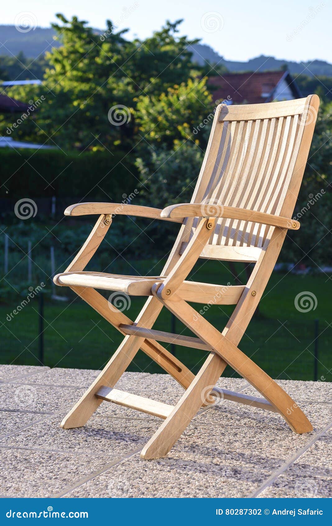 Silla De Cubierta Plegable De La Teca En Terraza Foto de archivo ...