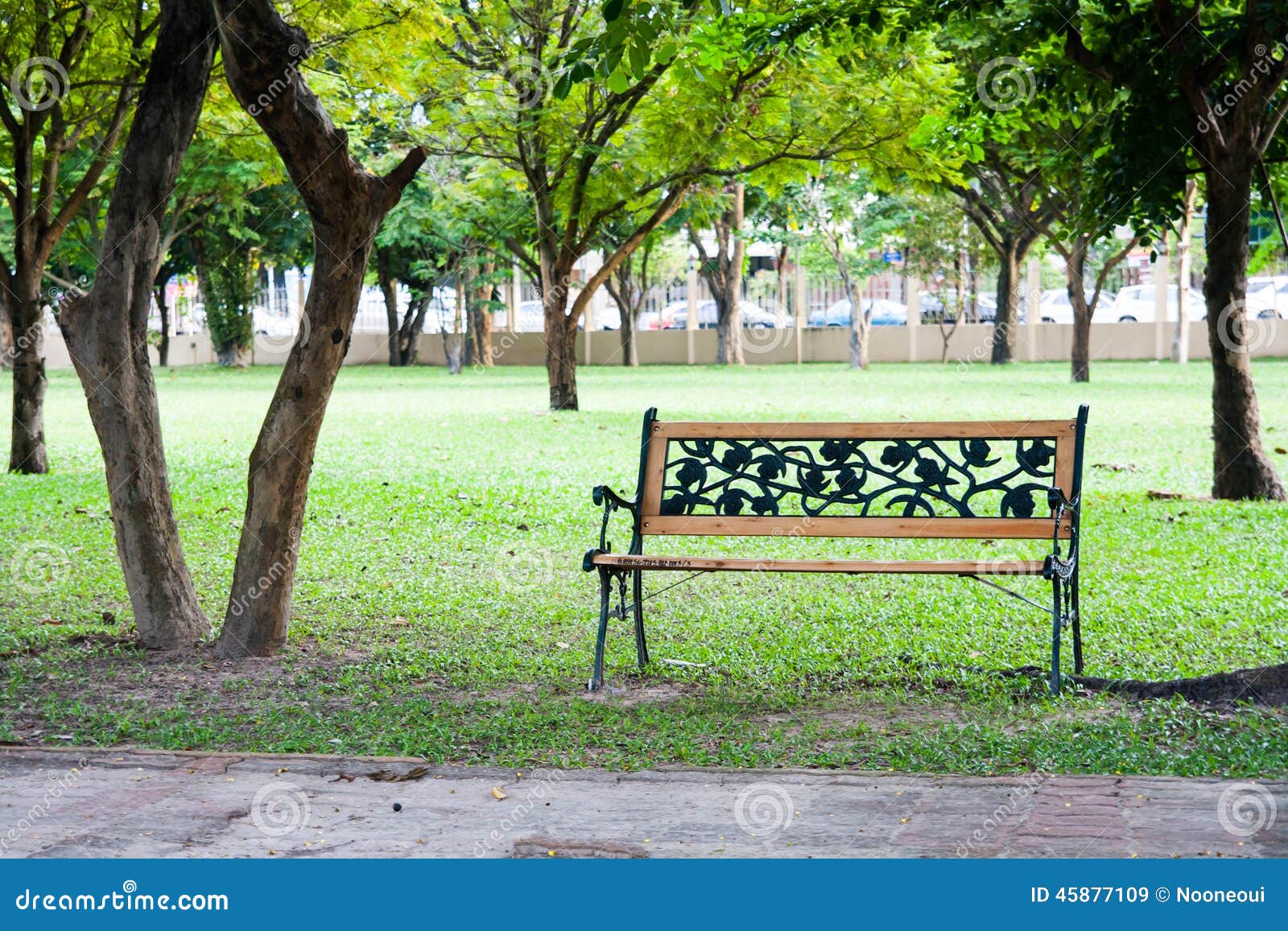 Silla de madera en parque imagen de archivo. Imagen de relaje - 45877109