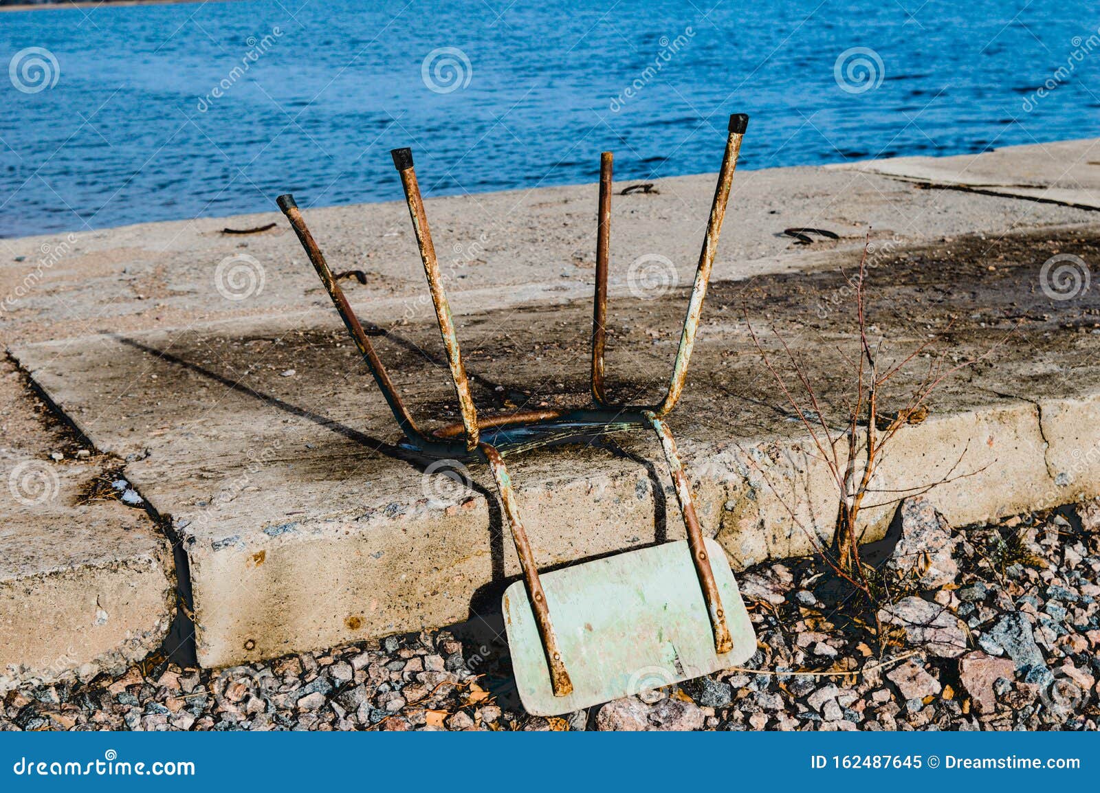 Silla Oxidada Invertida Junto Al Mar Imagen de archivo - Imagen de ...