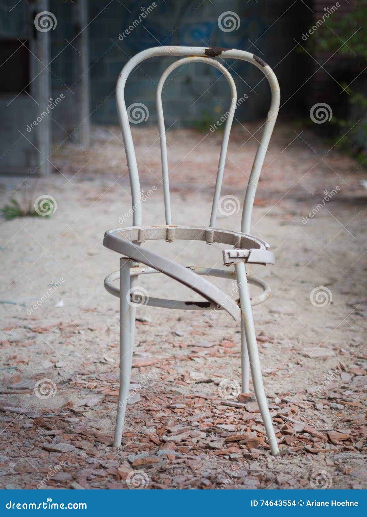 Silla rota dañada foto de archivo. Imagen de hermoso - 74643554