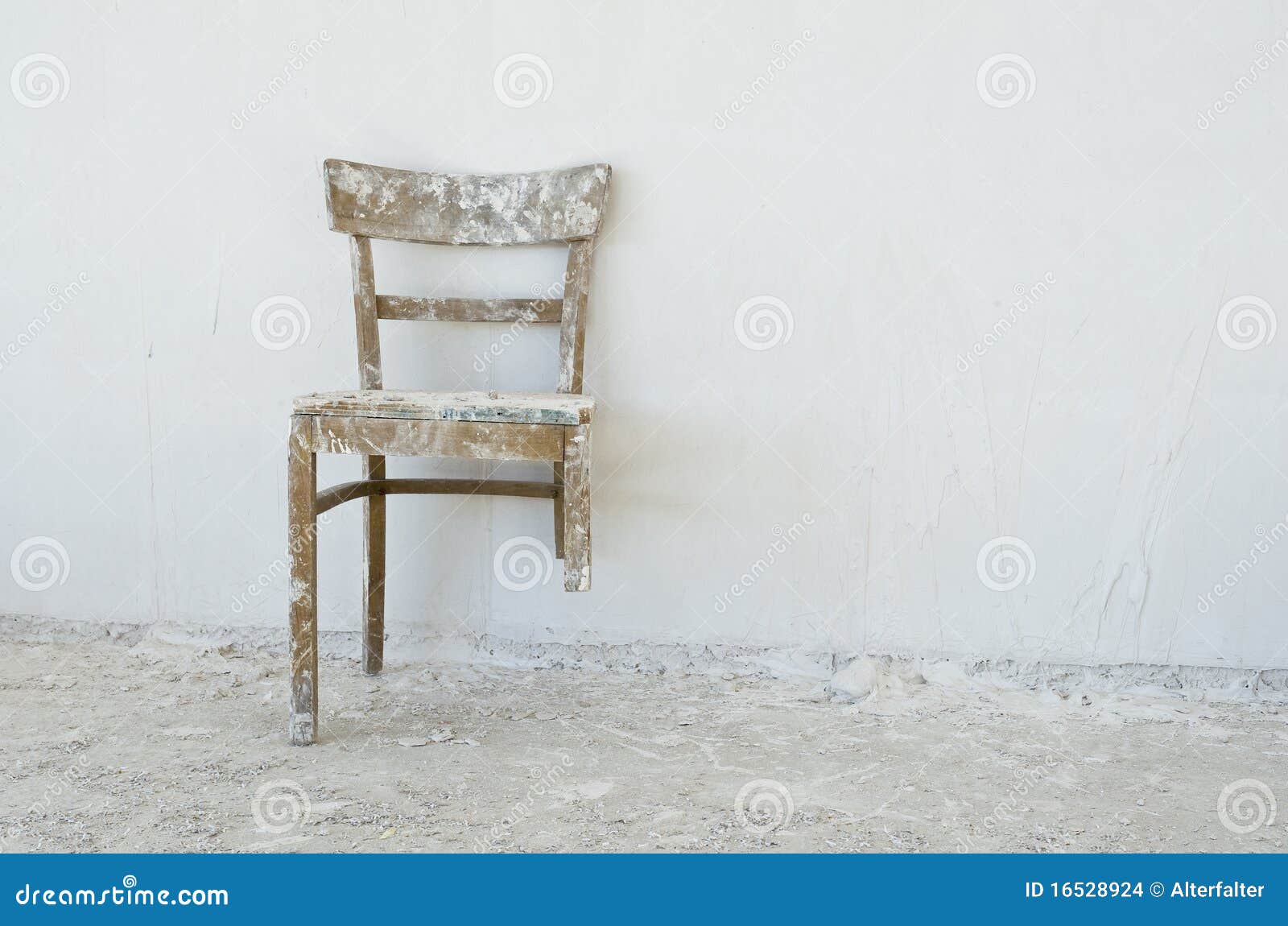 Silla rota vieja foto de archivo. Imagen de necesidad - 16528924