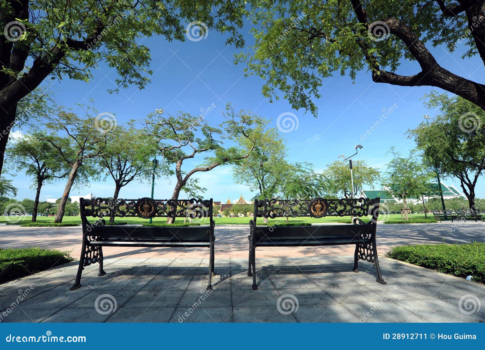 Sillas De Acero En Un Parque Imagen de archivo - Imagen de negro ...