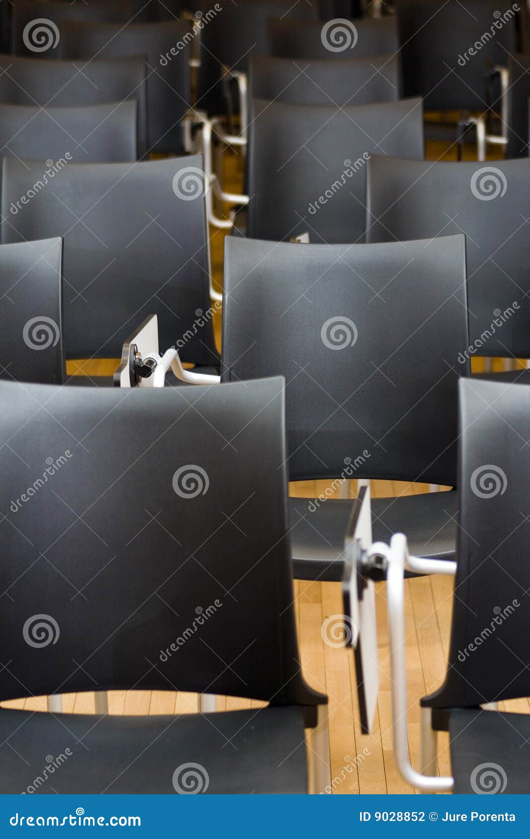 Sillas En La Sala De Conferencias Foto de archivo - Imagen de negro ...