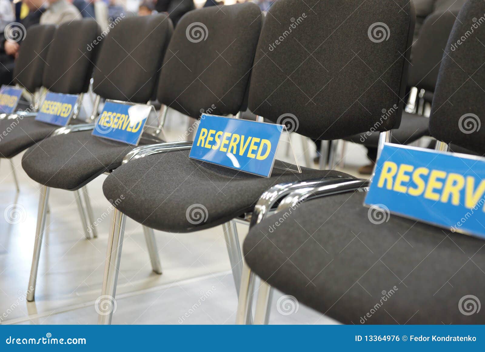 Sillas Reservadas En Sala De Conferencias Foto de archivo - Imagen de ...