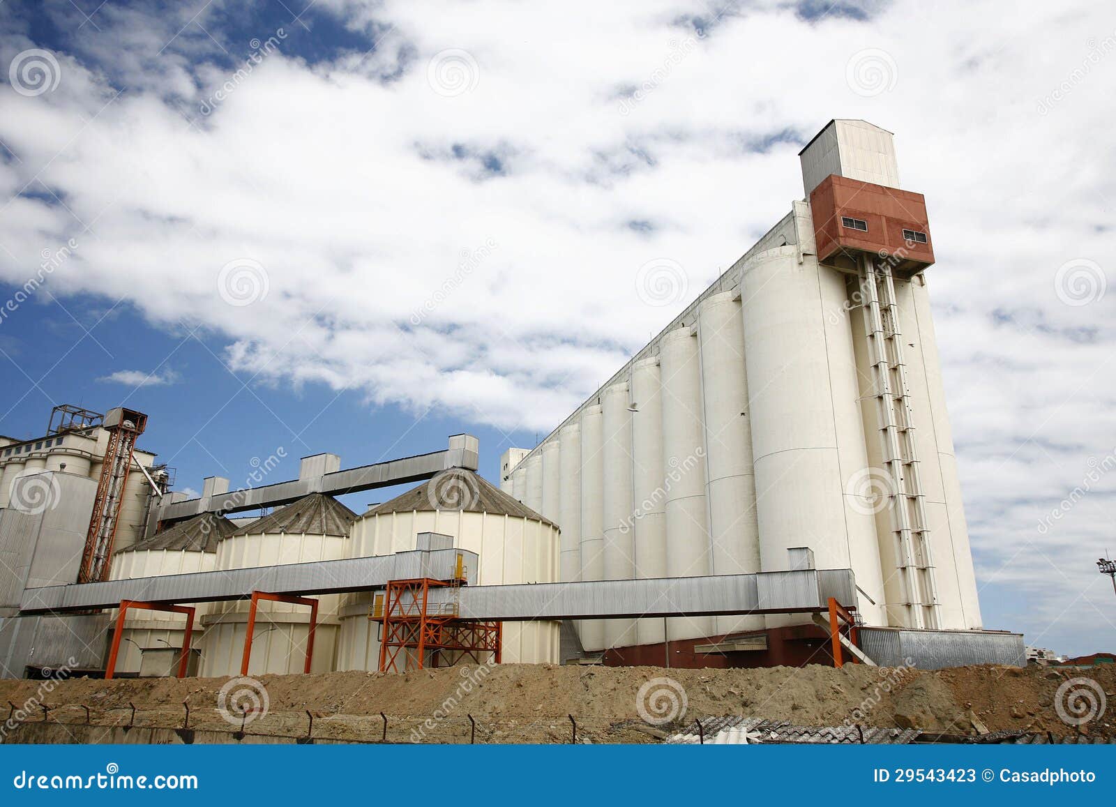 Silo imagen de archivo. Imagen de estructura, exterior - 29543423