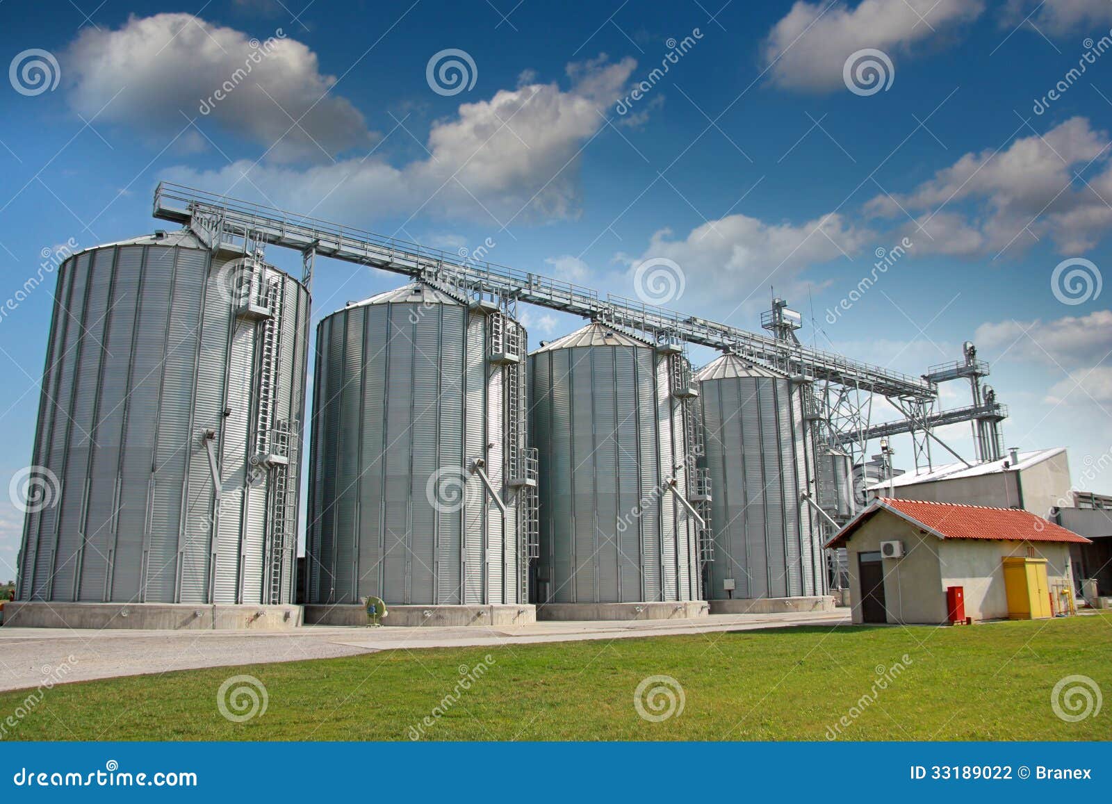 Silo Agrícola - Exterior Constructivo Foto de archivo - Imagen de ...