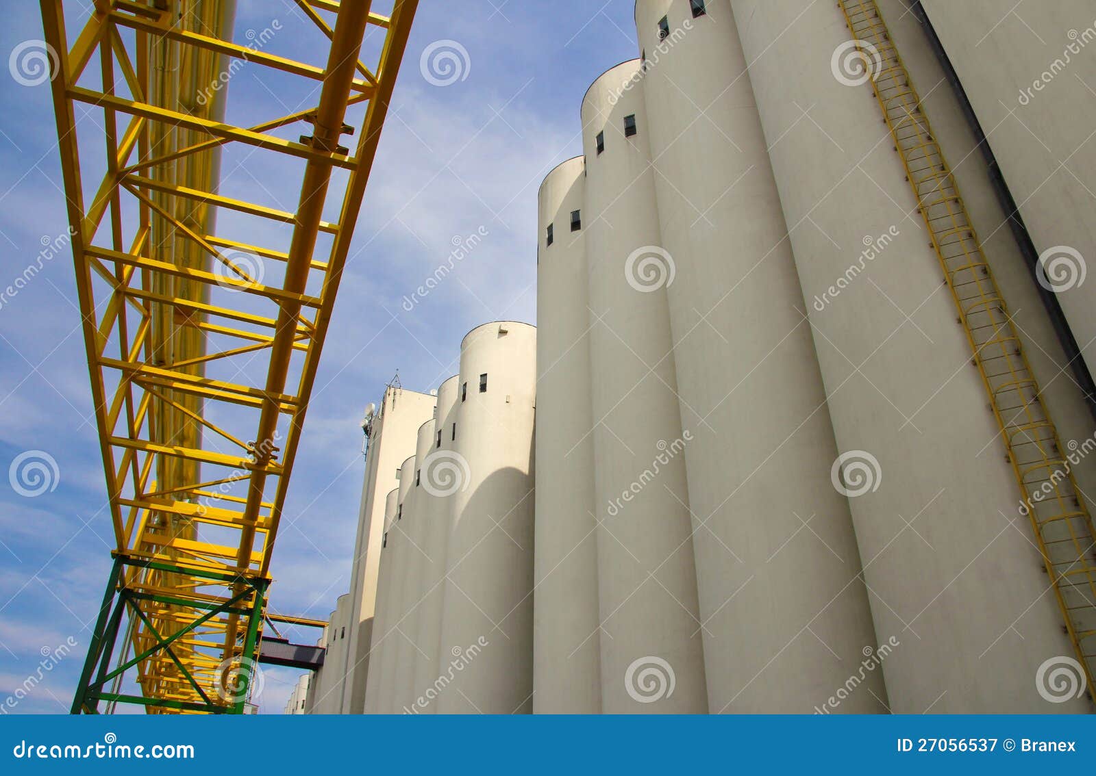 Silo, Exterior Del Edificio Industrial Imagen de archivo - Imagen de ...