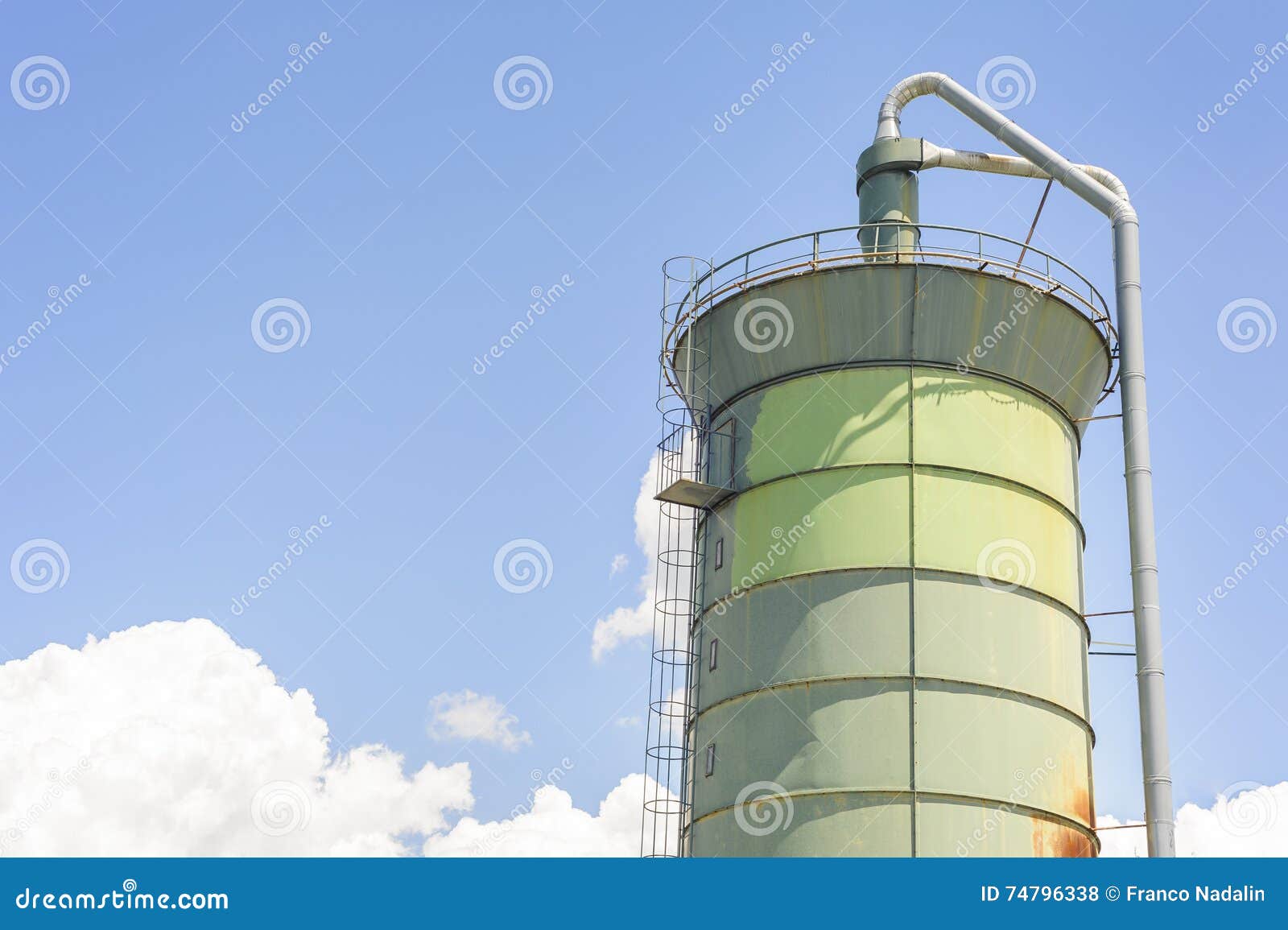 Silo Para La Madera De Tierra Foto de archivo - Imagen de potencia ...