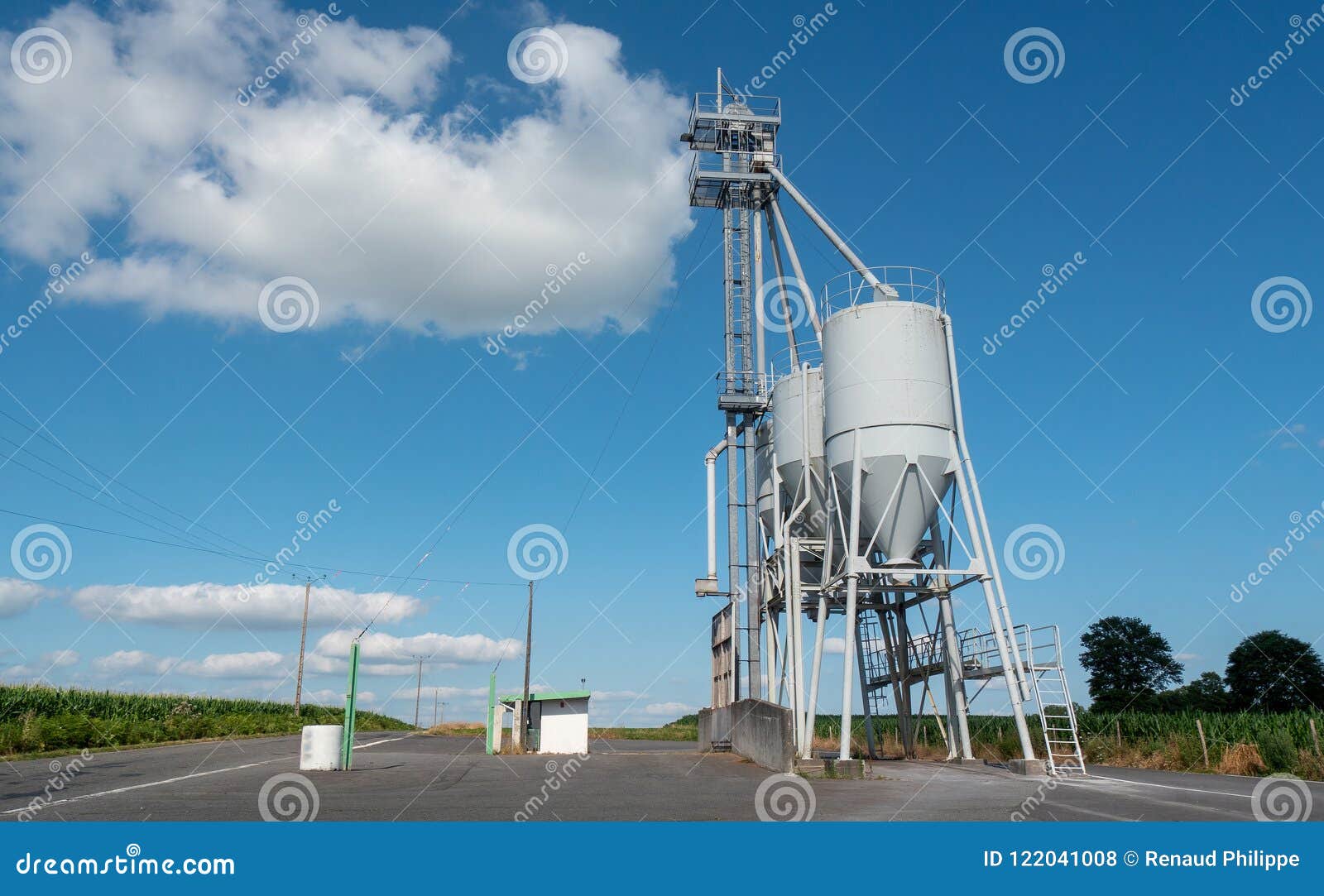 Silo Para O Armazenamento Do Milho Foto de Stock - Imagem de metal ...