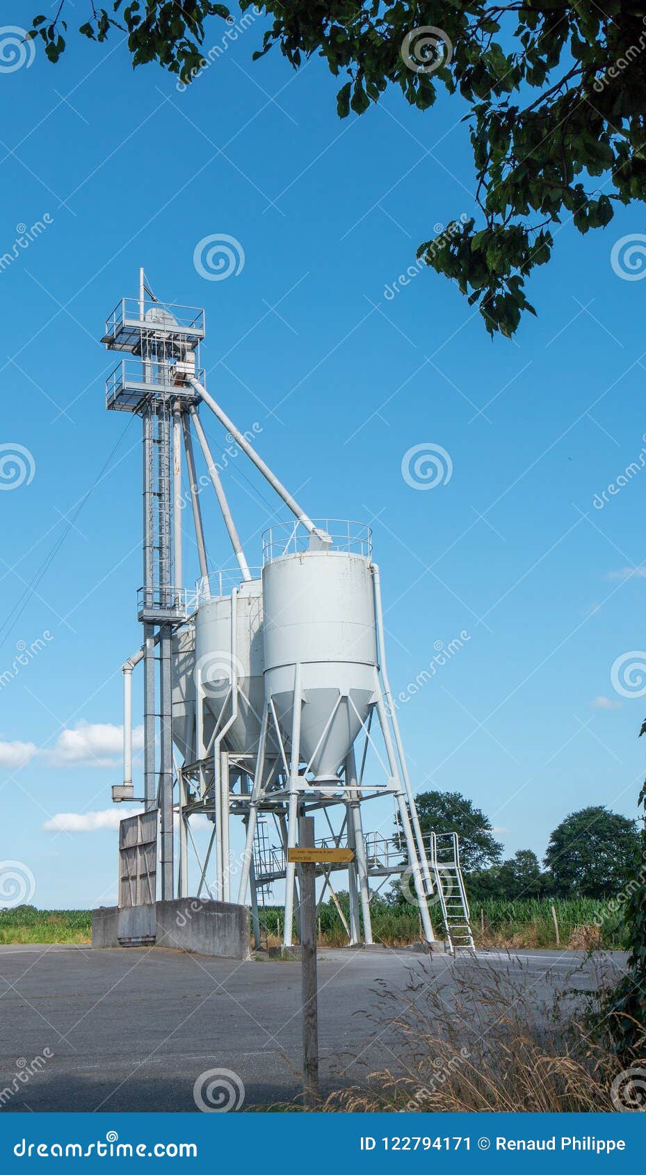 Silo Para O Armazenamento Do Milho Imagem de Stock - Imagem de metal ...