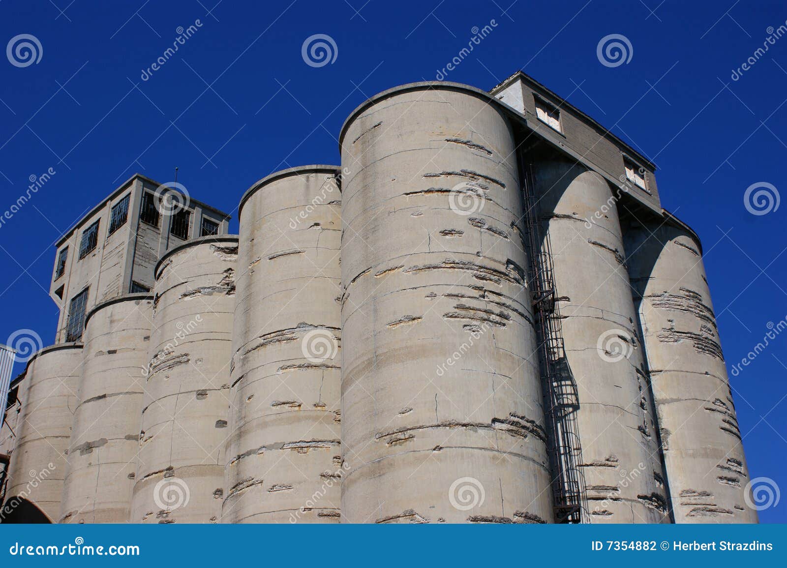 Silos concretos resistidos foto de stock. Imagem de industrial - 7354882