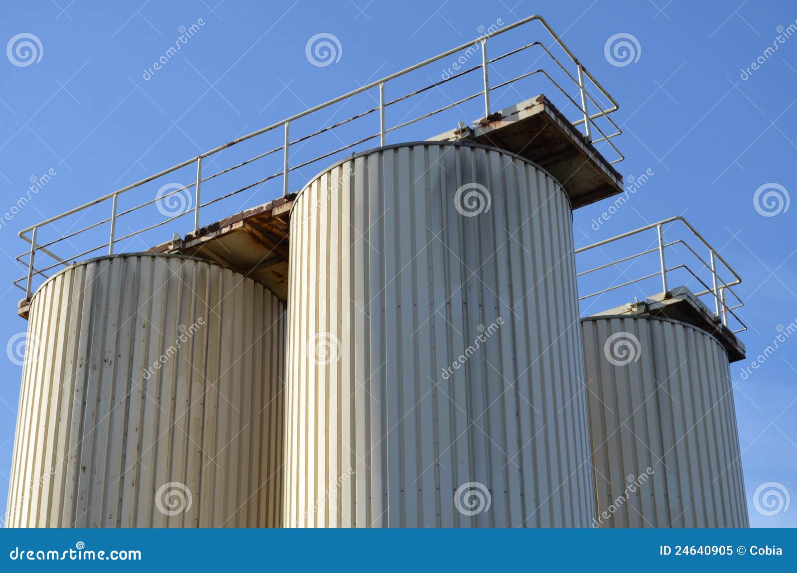 Silos De Texture En Aluminium Avec La Plate-forme De Travail Image ...