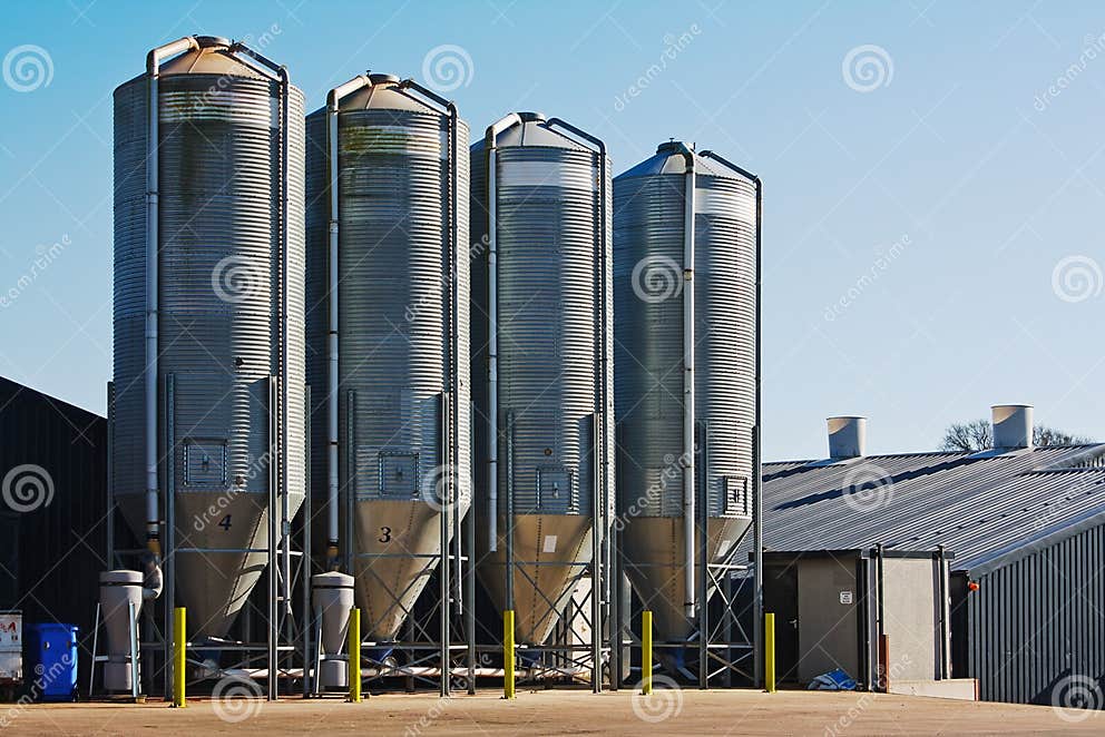 Silos Di Stoccaggio Del Grano Fotografia Stock - Immagine di scala ...