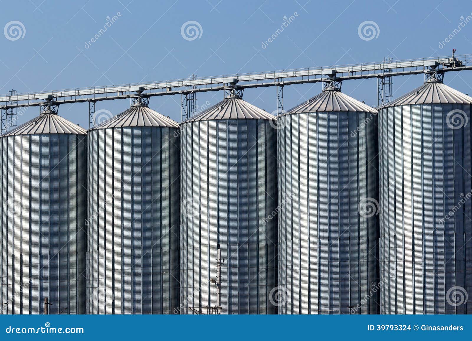 Silos en un almacén foto de archivo. Imagen de granjero - 39793324