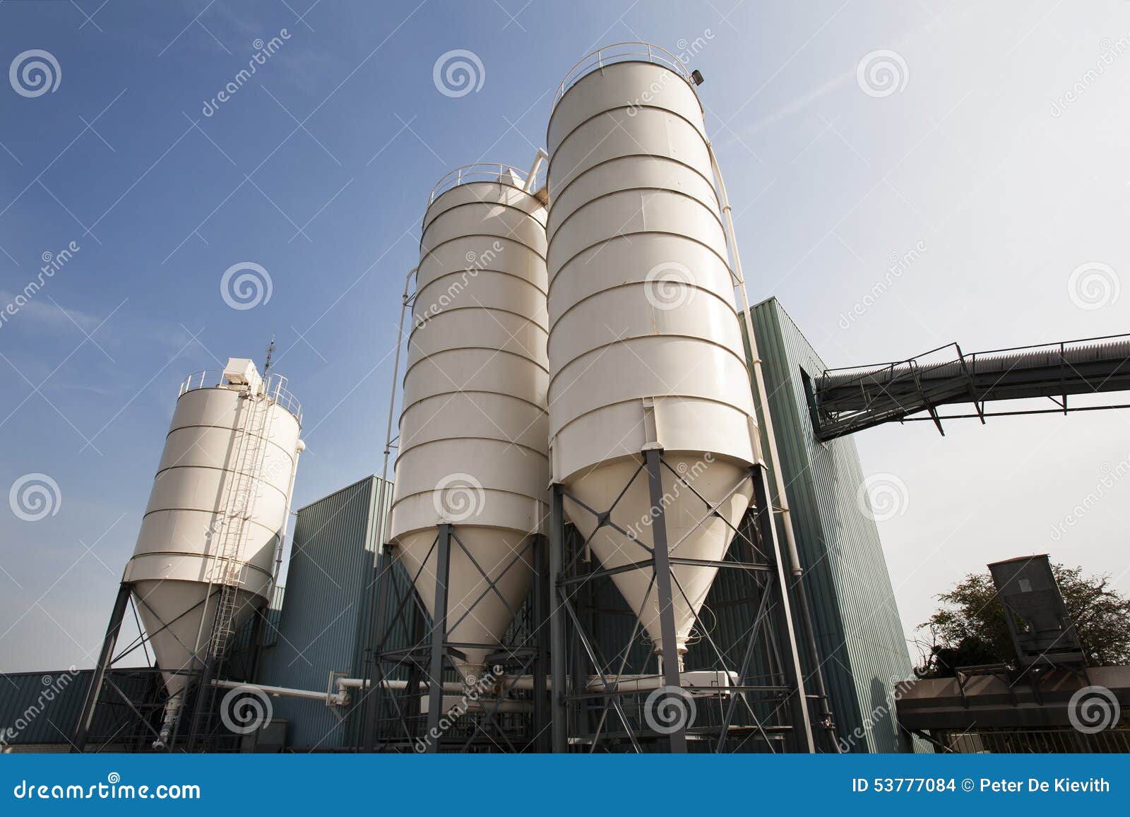 Silos Industriales Del Almacenaje Foto de archivo - Imagen de ...