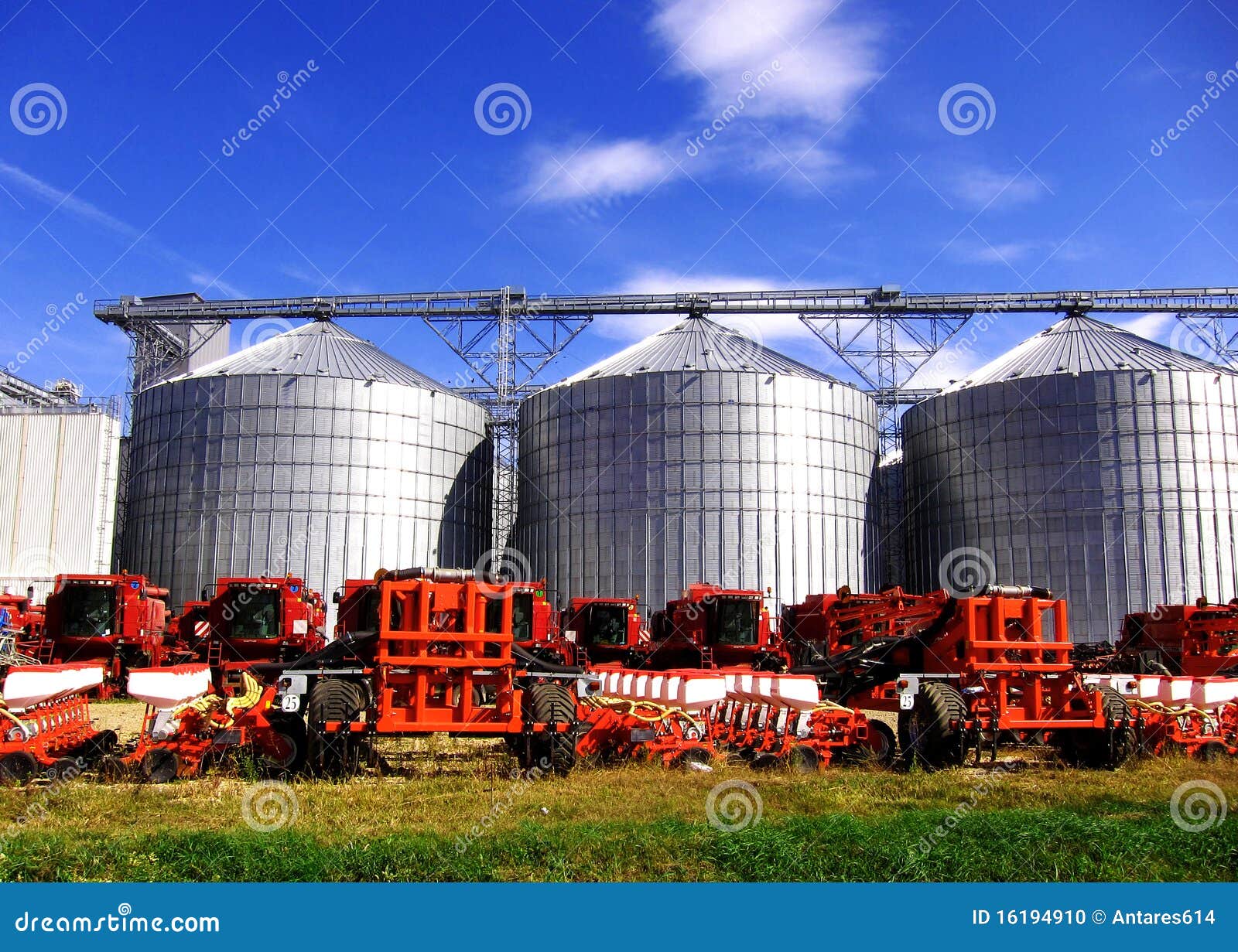Silos Modernes Et Machines Agricoles Photo stock - Image du pièce ...