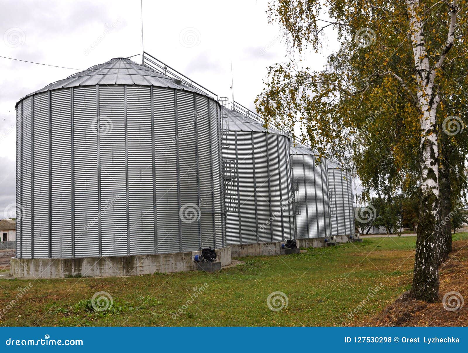 Silos Para El Almacenamiento De Materiales Flojos Foto de archivo ...