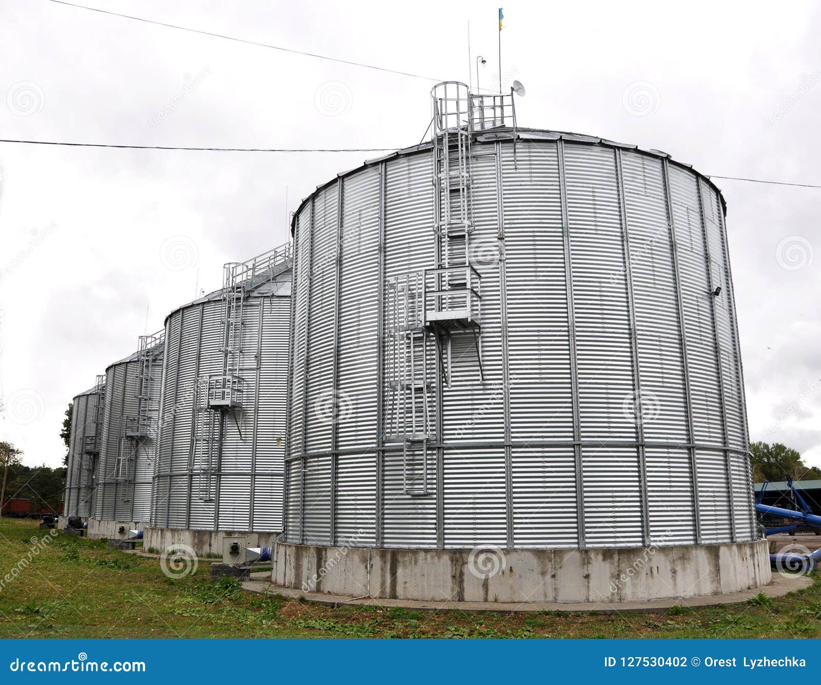 Silos Para El Almacenamiento De Materiales Flojos Foto de archivo ...