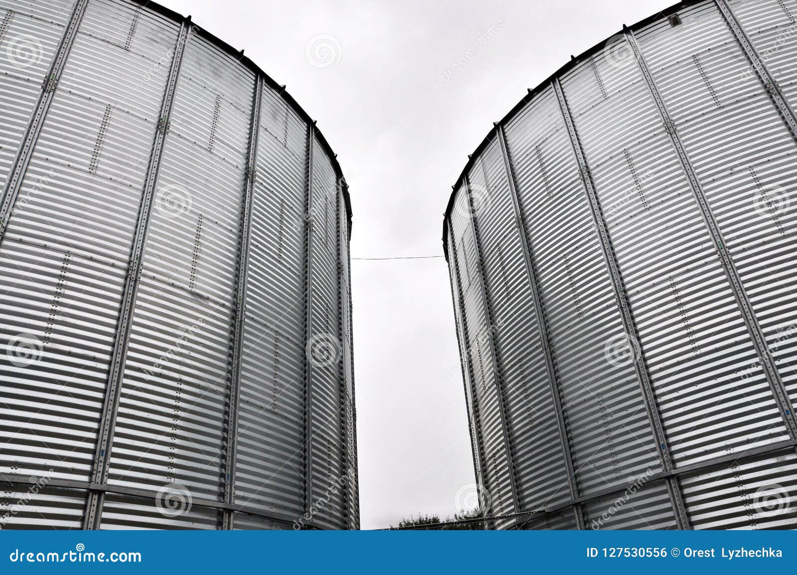 Silos Para El Almacenamiento De Materiales Flojos Foto de archivo ...