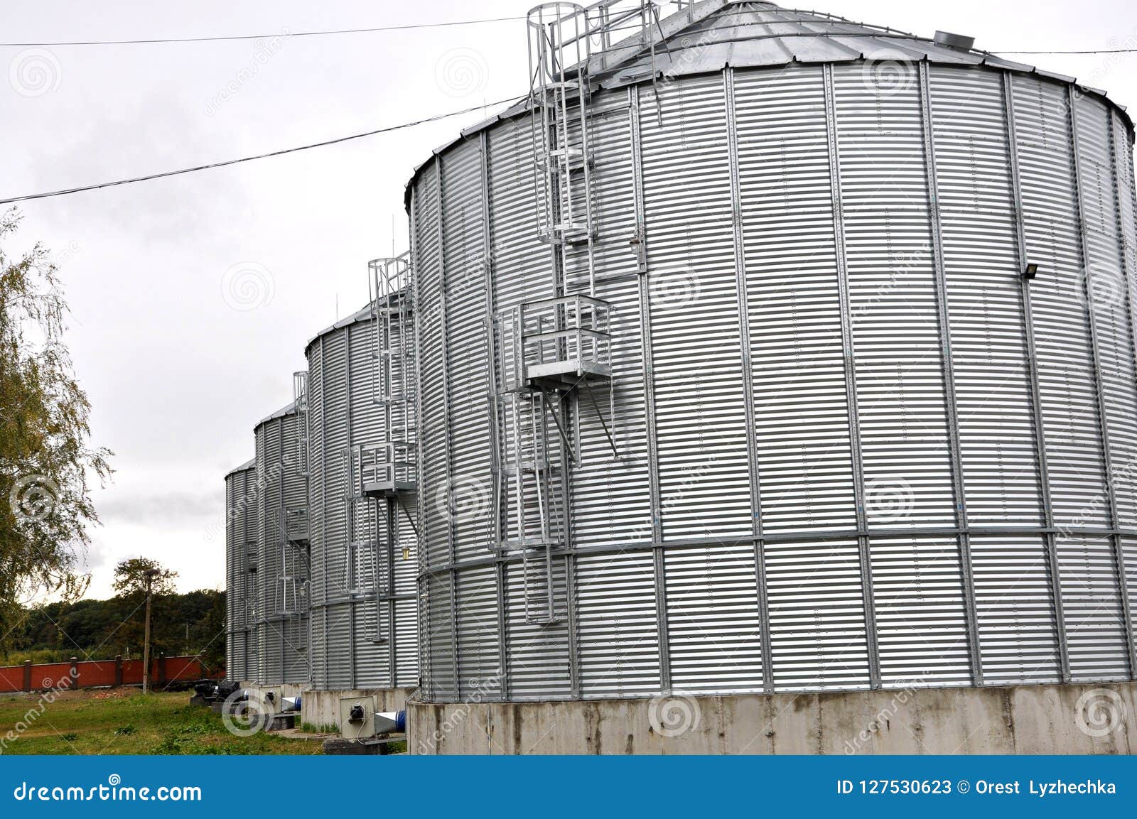 Silos Para El Almacenamiento De Materiales Flojos Imagen de archivo ...
