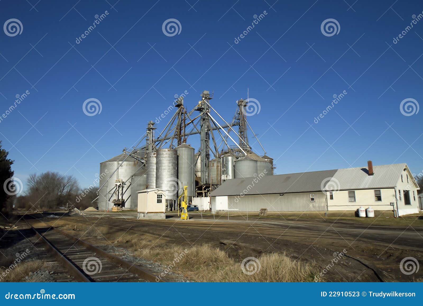 SILOS by RAILROAD TRACKS stock image. Image of trains - 22910523