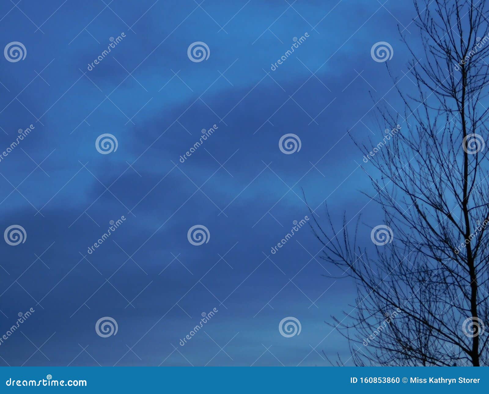 Silueta azul 7 foto de archivo. Imagen de cielo, azul - 160853860